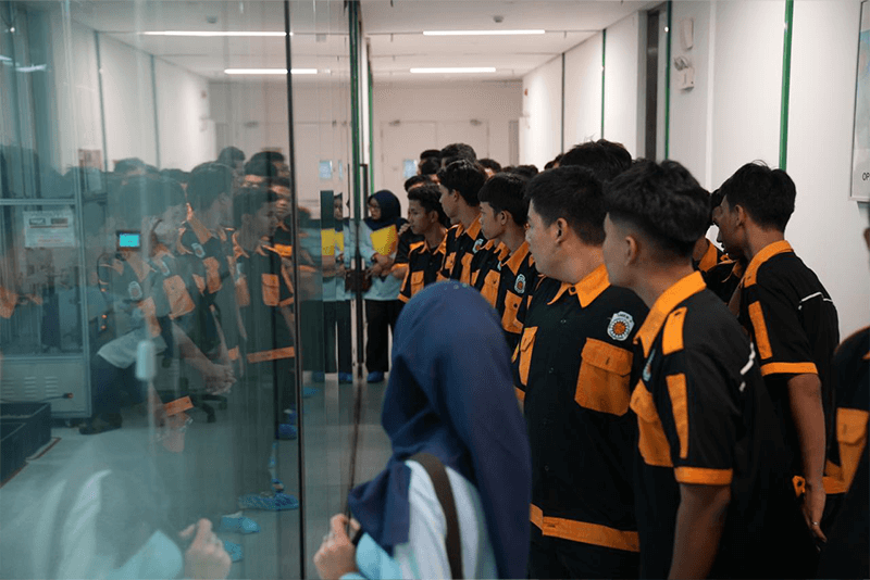 SMKN 4 Tangerang Mengenal Produksi Smartphone di Pabrik OPPO | OPPO ...