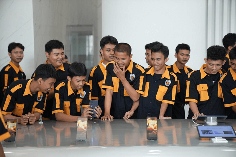 SMKN 4 Tangerang Mengenal Produksi Smartphone di Pabrik OPPO | OPPO ...